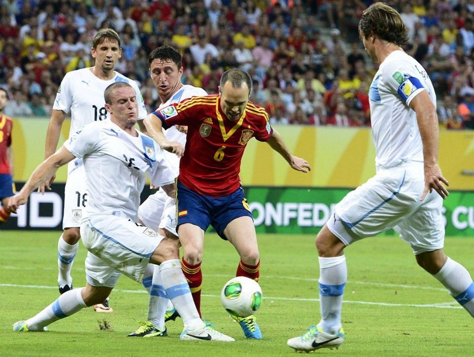 Iniesta rodeado de jugadores como Oliver Atom